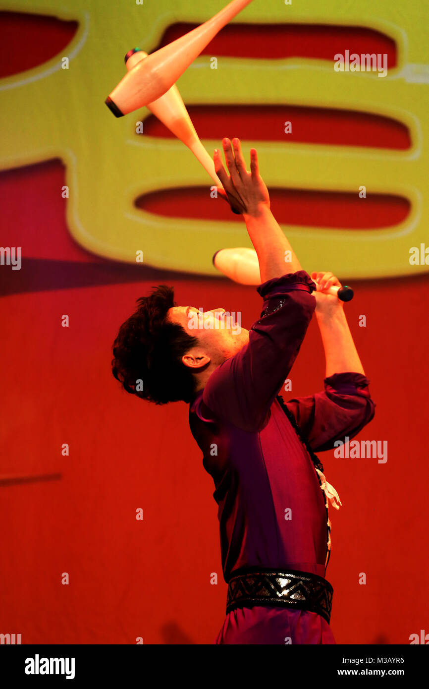 Chinese juggler hi-res stock photography and images - Alamy