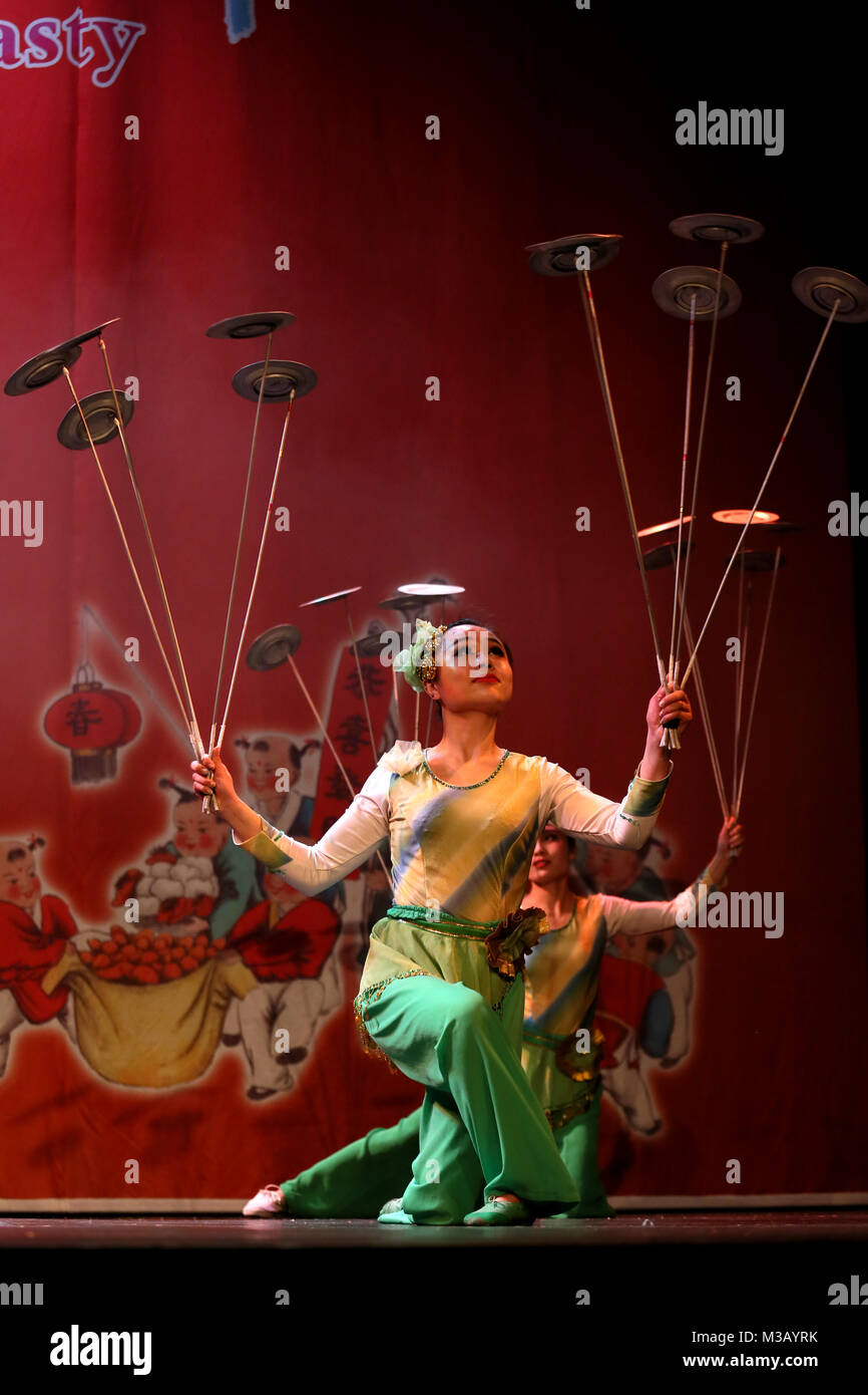 Spinning plates performance in hi-res stock photography and images - Alamy