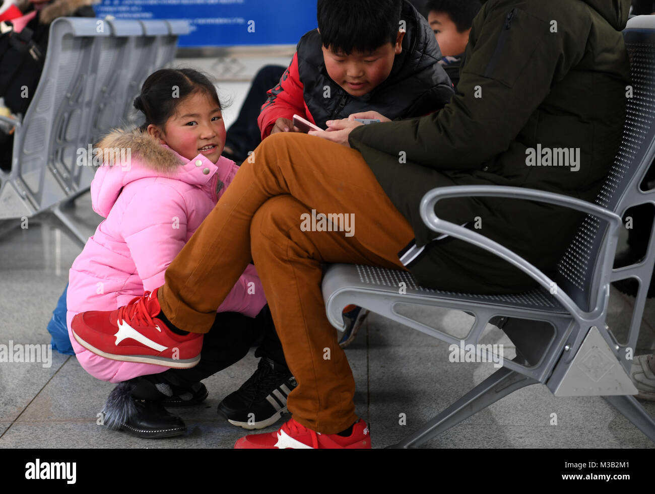 Yingshang. 10th Feb, 2018. Eight-year-old Wang Menghan(L) and 11-year ...