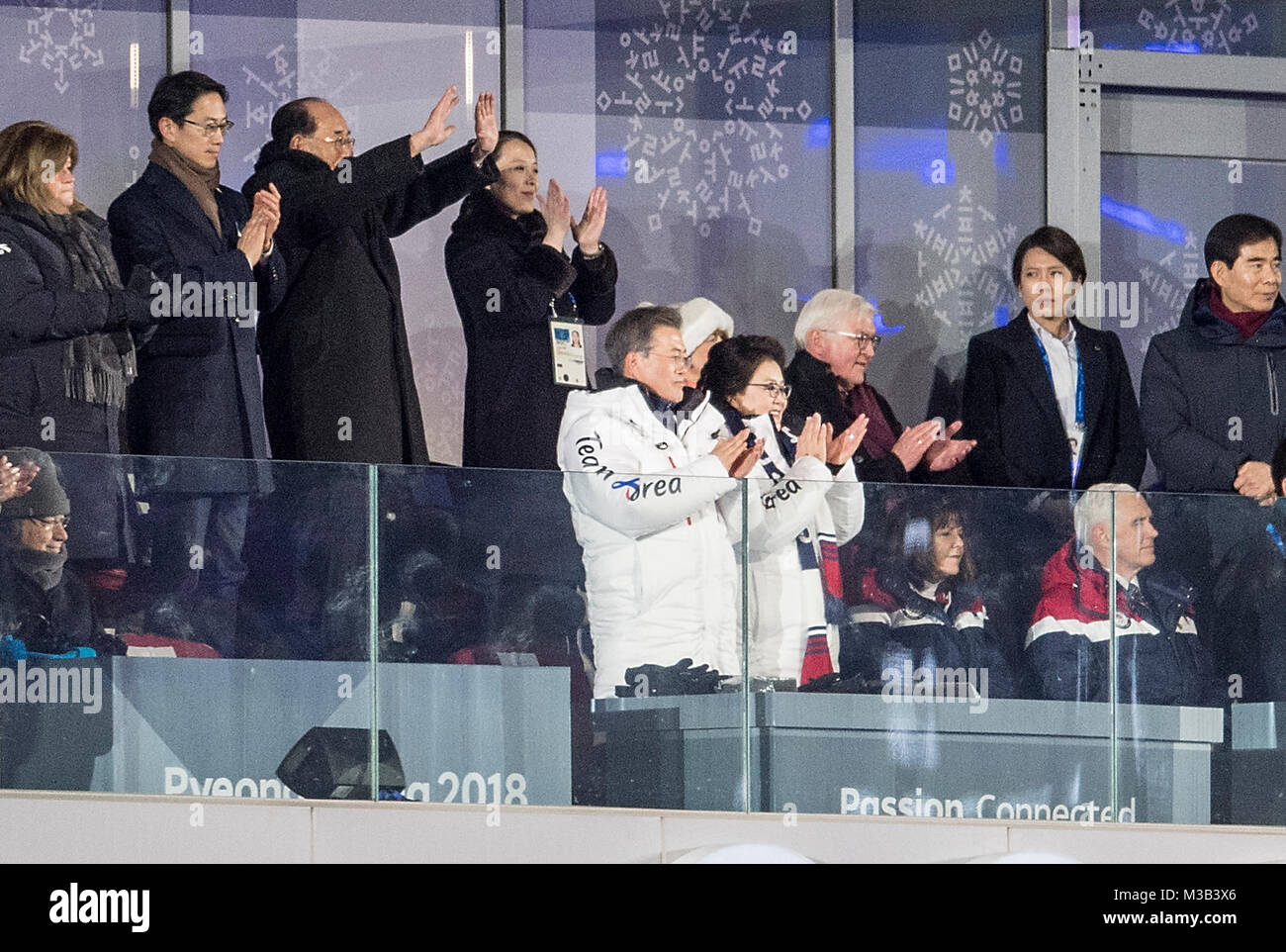 Die Gaeste auf der Ehrentribune jubeln beim Einmarsch der Sportler aus ...