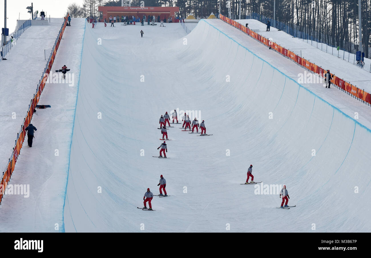 Pyeongchang, South Korea. 10th Feb, 2018. Olympic staff prepare the ...