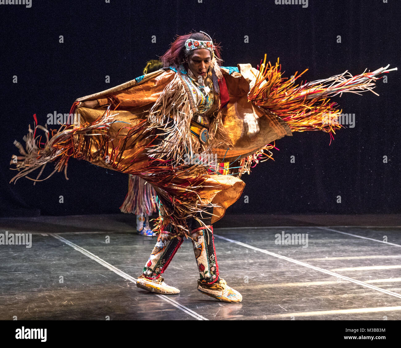 Native american indians dancing hi-res stock photography and images - Alamy