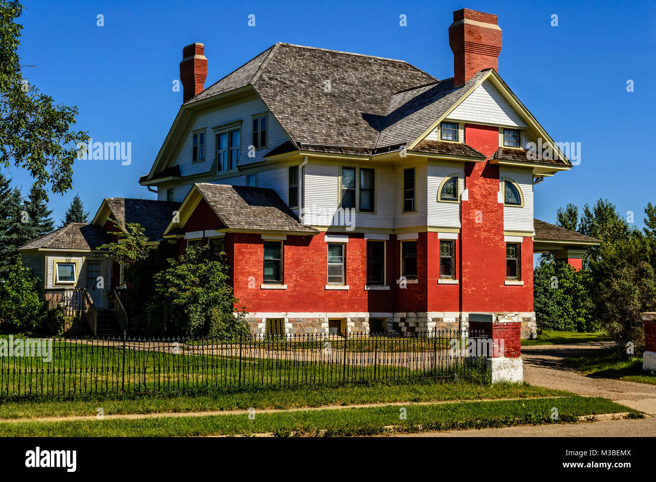 Typical American private home for a family in a metropolitan suburb ...