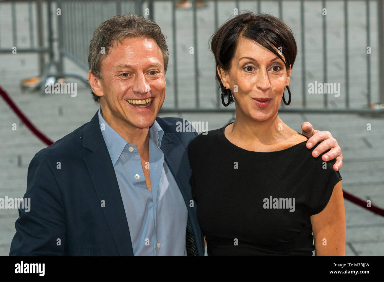 Axel Pape mit Begleitung auf dem roten Teppich bei der Verleihung der ...