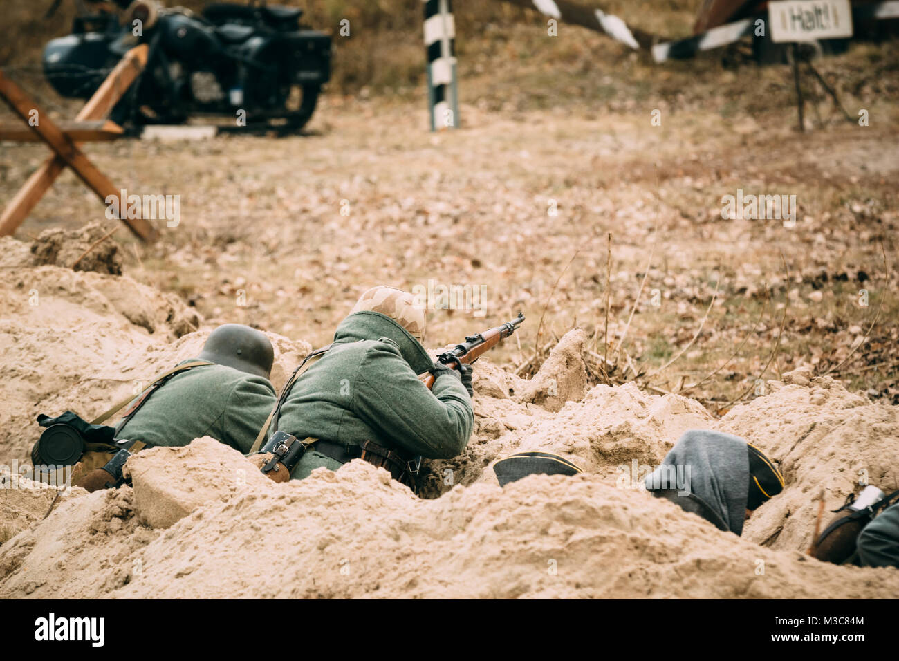 Soldiers in trenches world war ii hi-res stock photography and images ...
