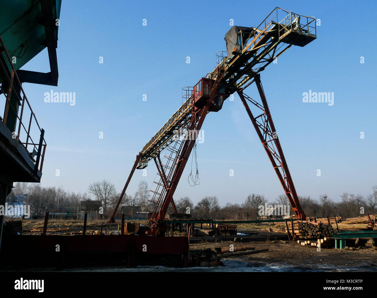 Sawmill industrial machine rails wood evening foto Stock Photo - Alamy