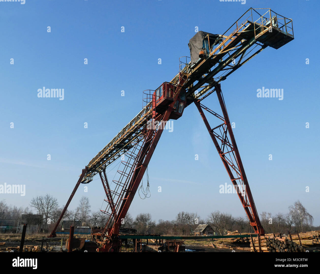 Sawmill industrial machine rails wood evening foto Stock Photo - Alamy