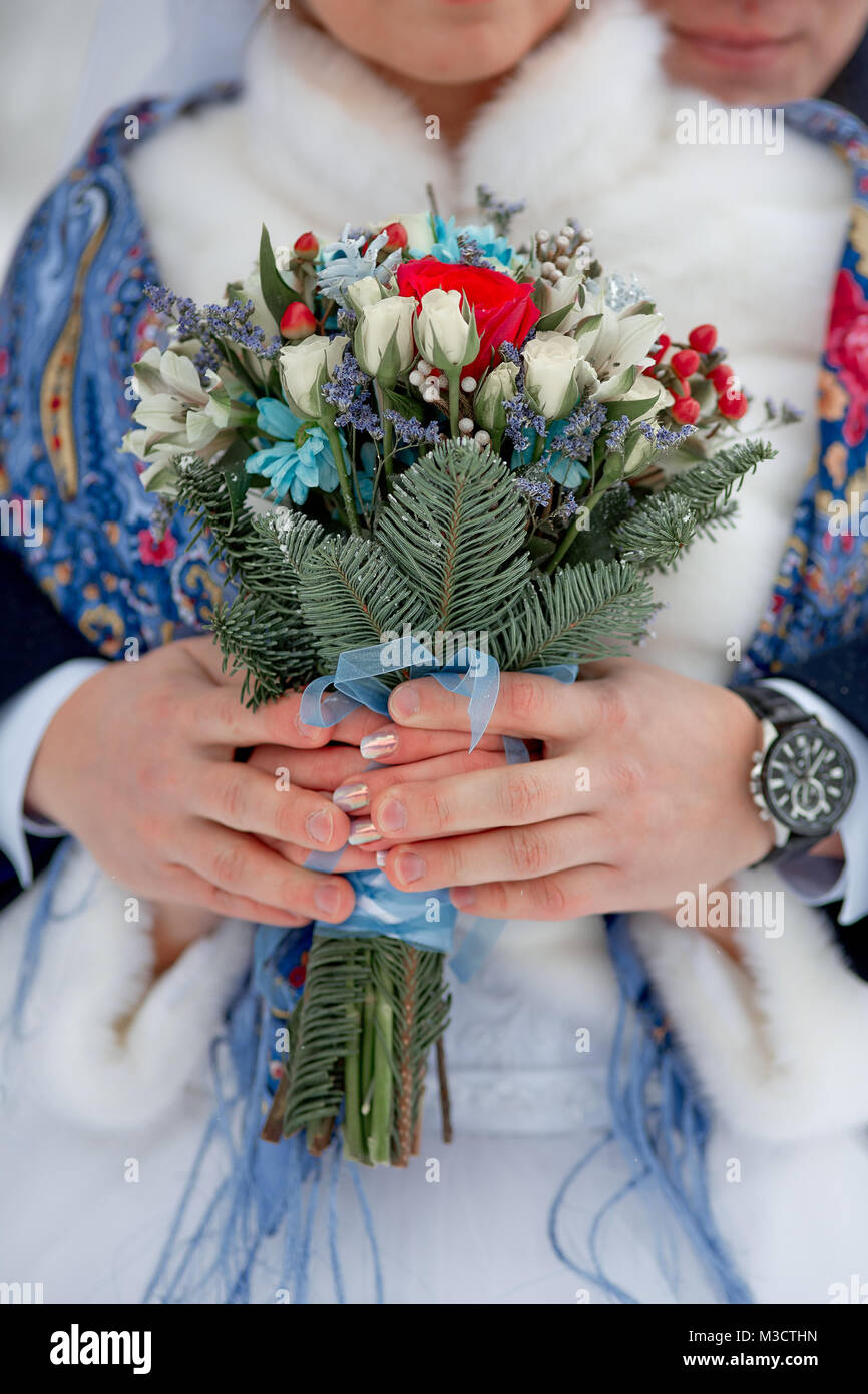 Bride holding her bridal bouquet Stock Photo - Alamy