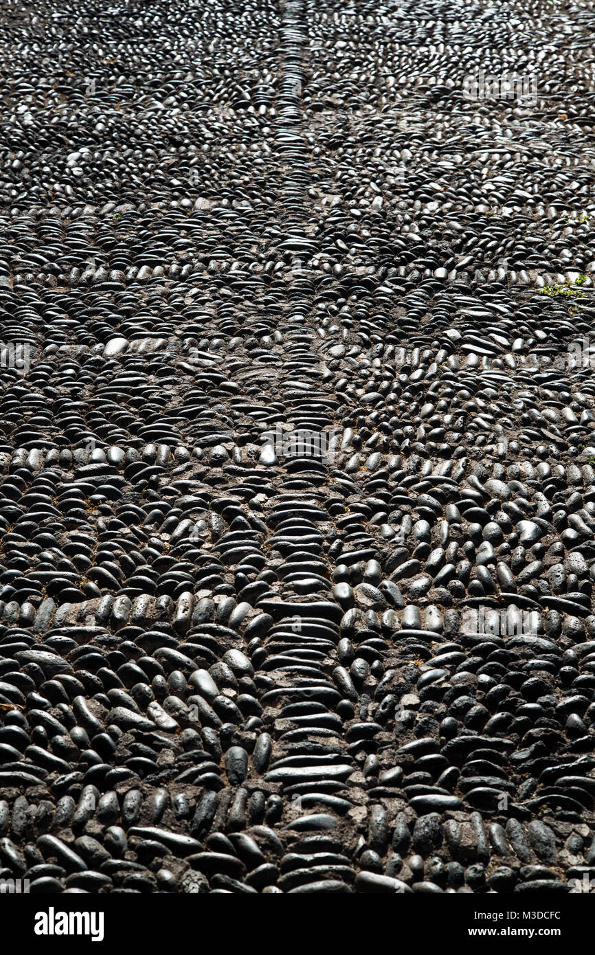 Pebble path hi-res stock photography and images - Alamy