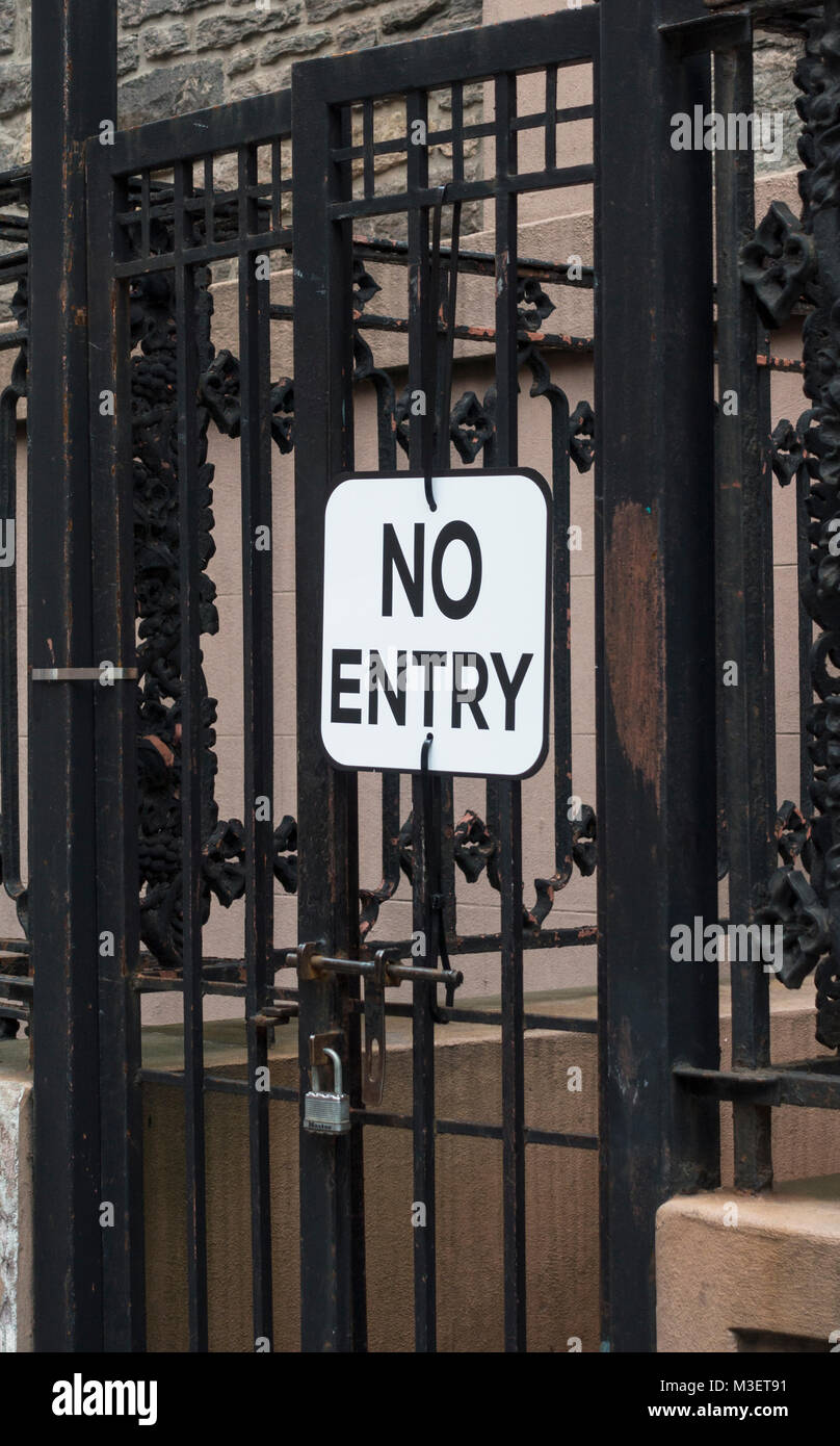 Entrance closed sign hi-res stock photography and images - Alamy