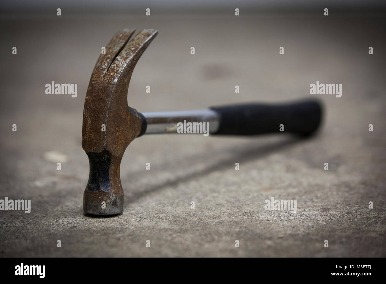 old rusty hammer lying on the floor Stock Photo - Alamy