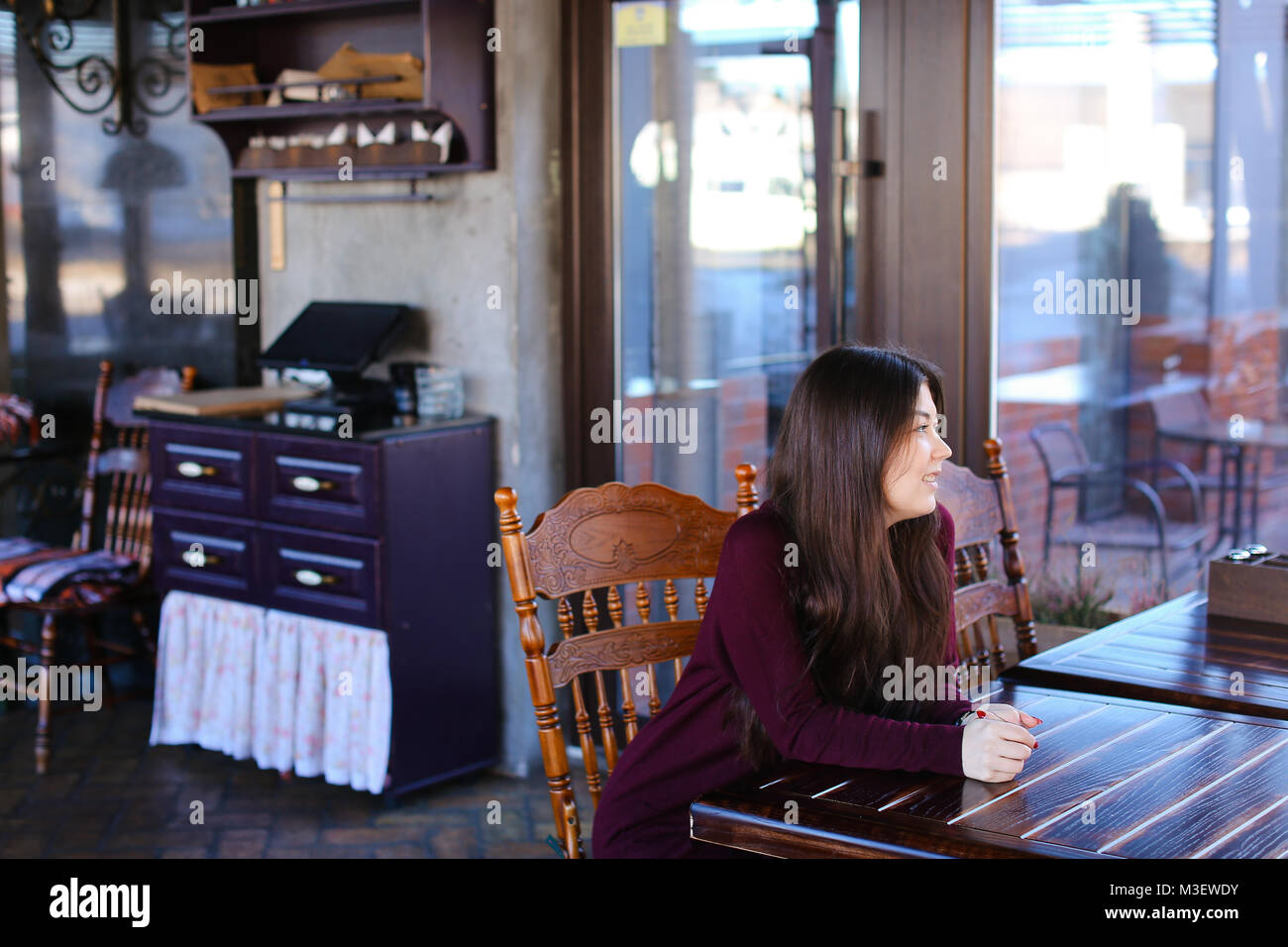 Model waiting photographer for photoshoot in cafe Stock Photo - Alamy