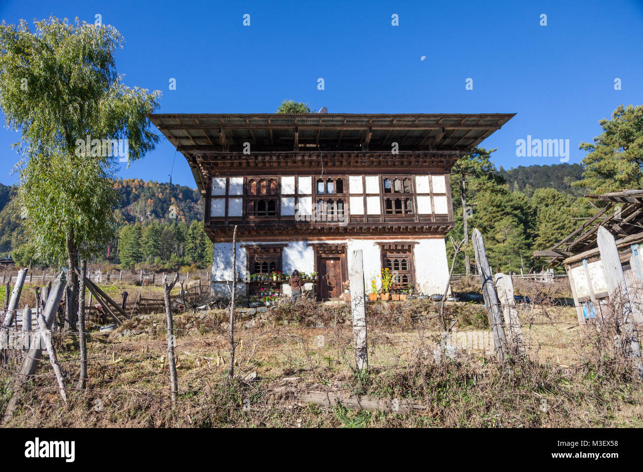Phobjikha, Bhutan. Rural Farmhouse with High Roof Open to the Air Stock ...