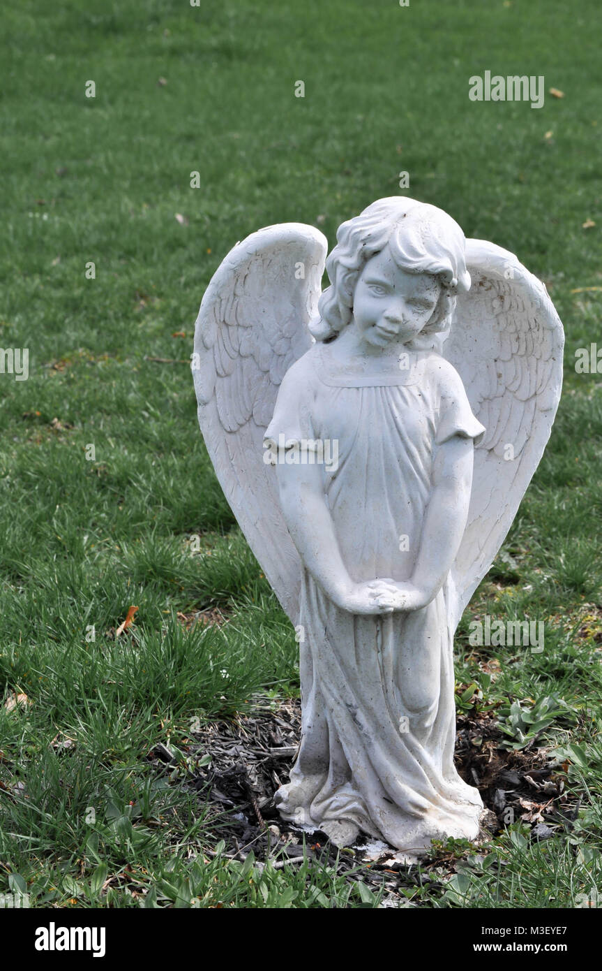 Statue of an angel girl hi-res stock photography and images - Alamy