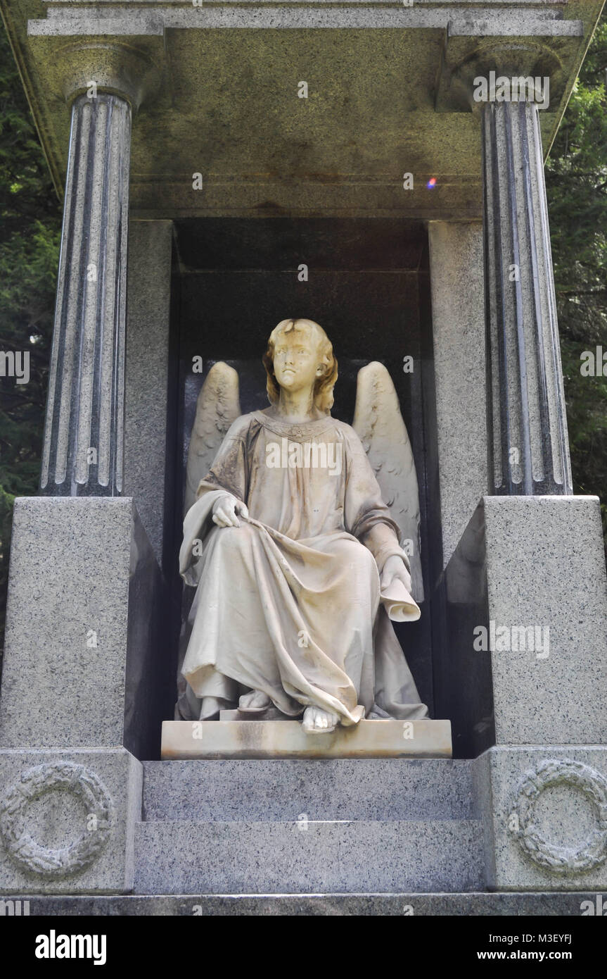 Statue sitting cemetery hi-res stock photography and images - Alamy