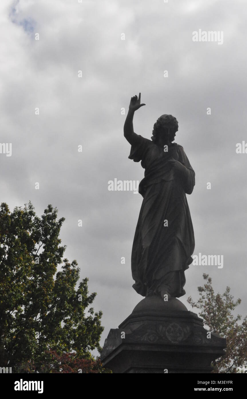 Statue pointing up hi-res stock photography and images - Alamy