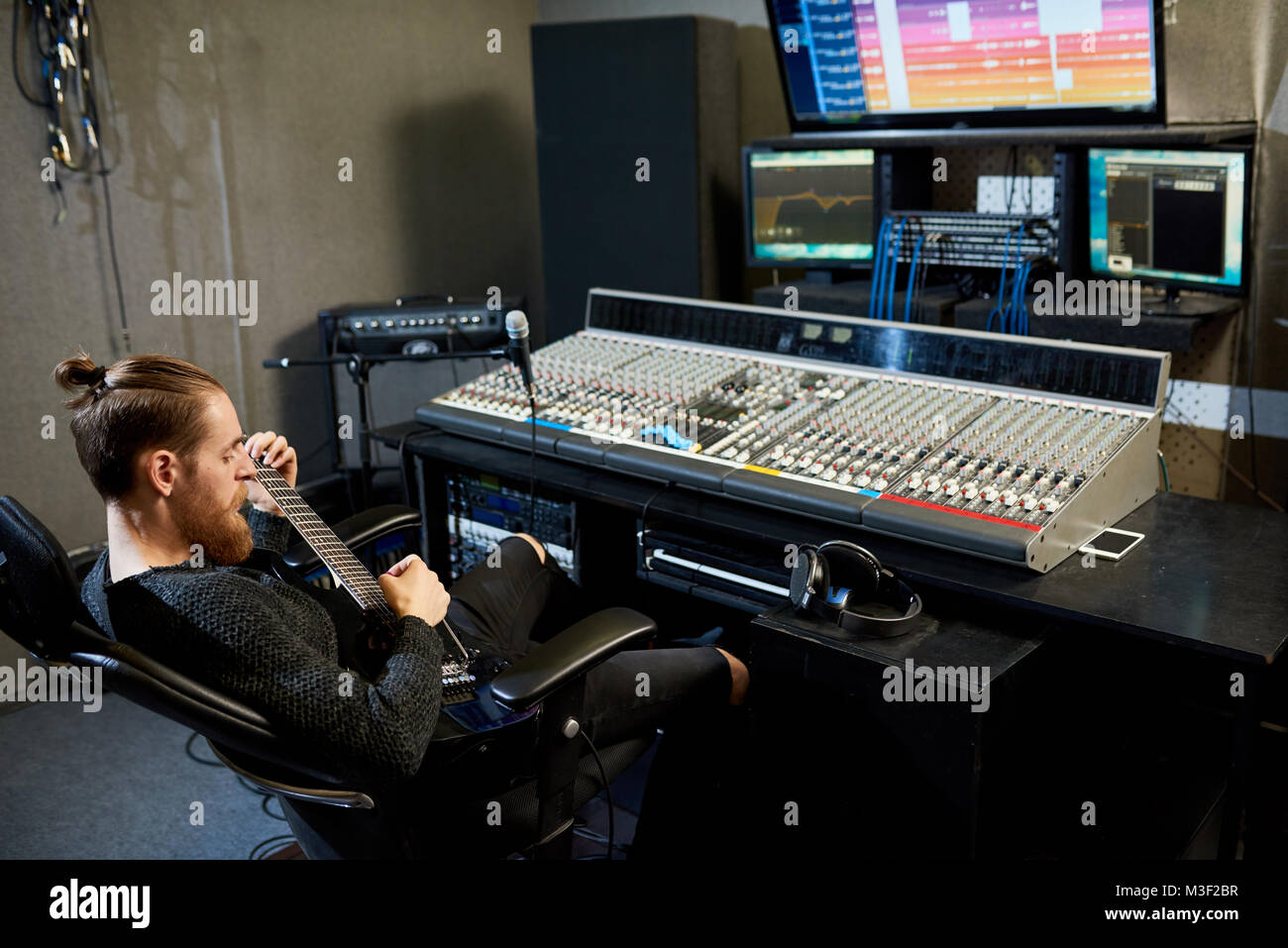 Audio break hi-res stock photography and images - Alamy