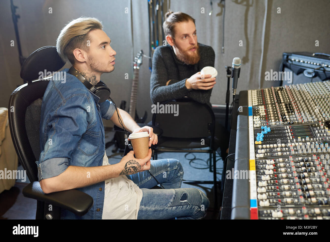 Sound engineers music hi-res stock photography and images - Alamy