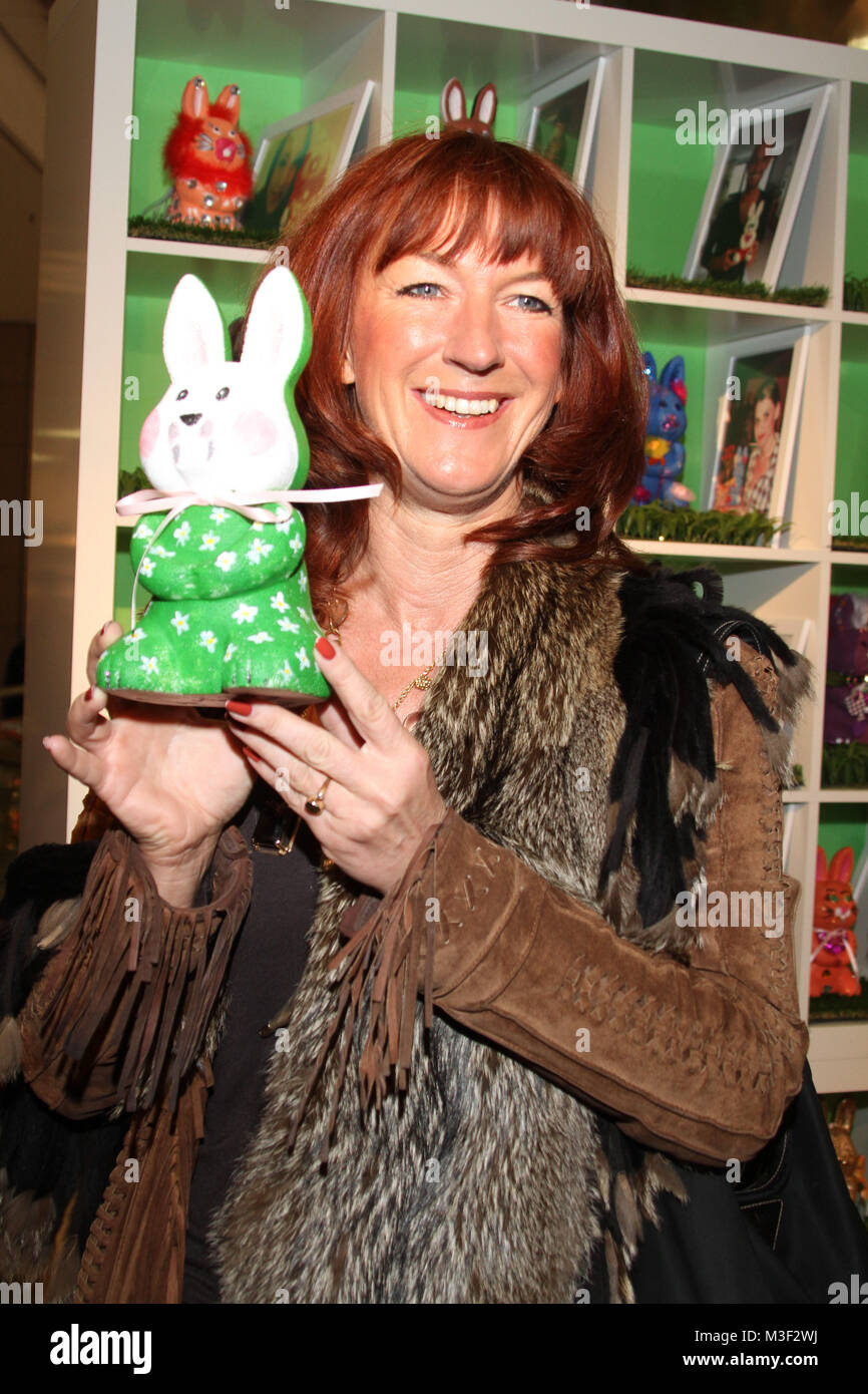 Maren Bockhold, Promis gestalten ein Charity Haeschen zugunsten "Ein ...