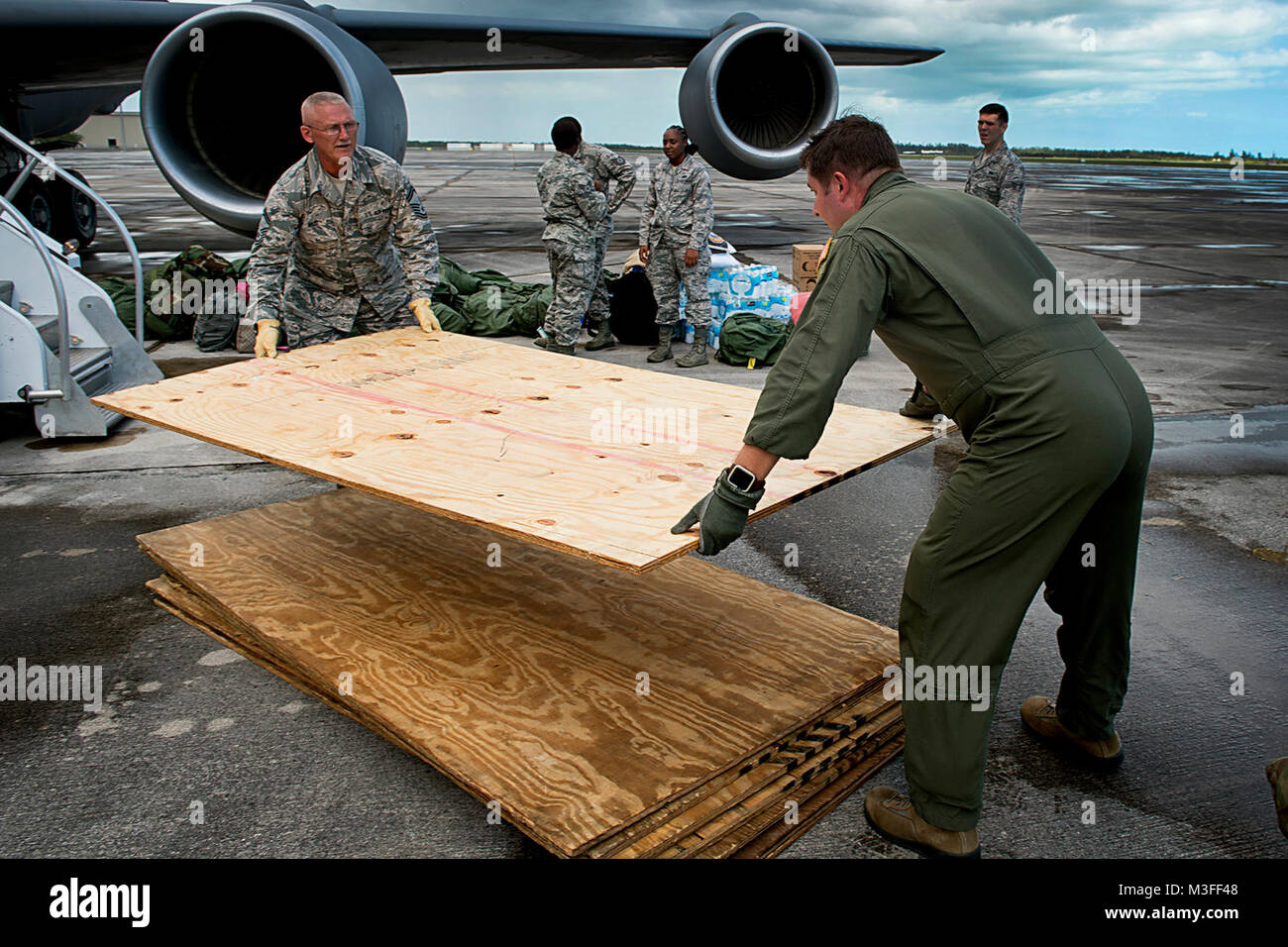 Senior Master Sgt. Tim Woods, left, and Maj. Matt O’Neil, citizen ...