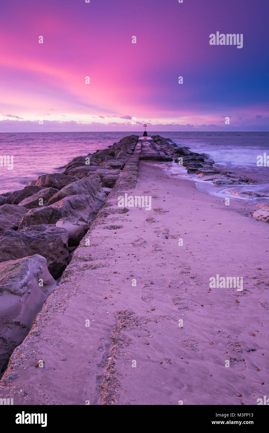 Pink blue sunrise uk beach hi-res stock photography and images - Alamy