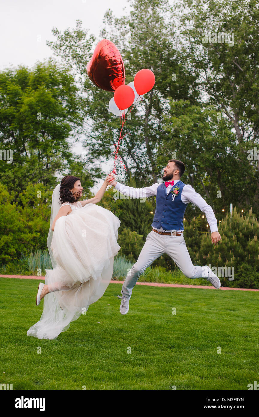 Groom jumping wedding hi-res stock photography and images - Alamy