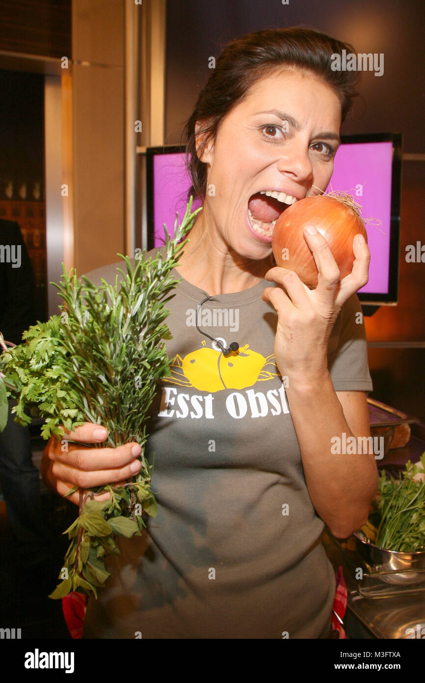 Aufzeichnung Kerner Kochen vom 22.09.2007, Sarah Wiener Stock Photo - Alamy
