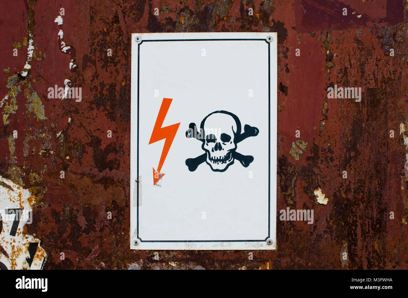Electric power warning sign skull hi-res stock photography and images ...