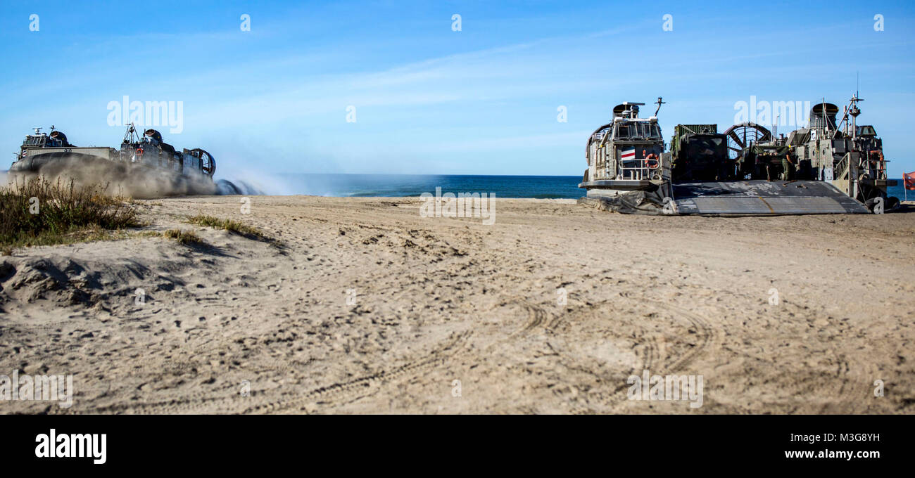 Landing craft air cushion lcacs hi-res stock photography and images - Alamy