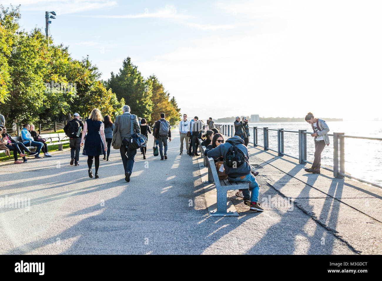 Benches crowd of people hi-res stock photography and images - Alamy