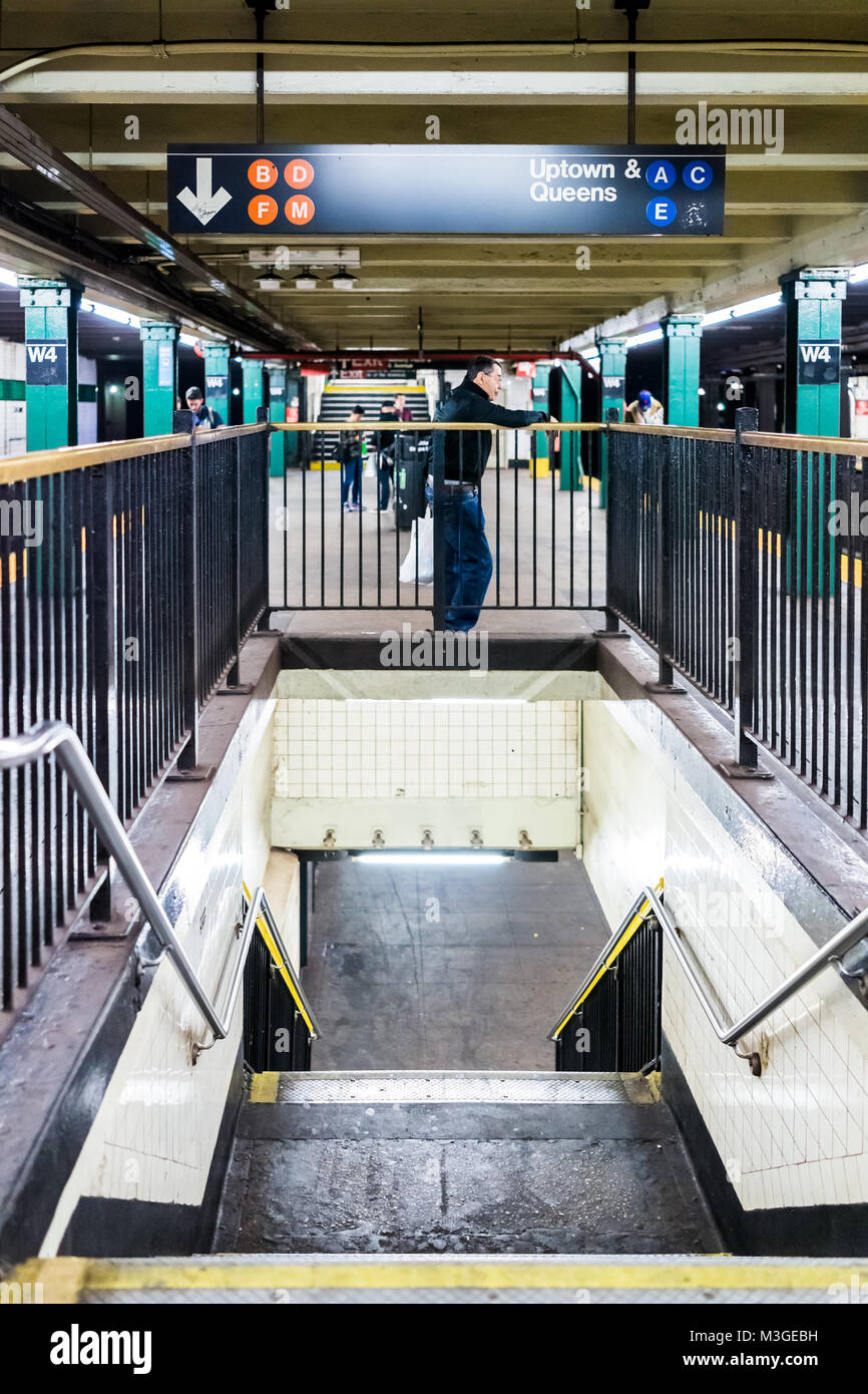Uptown subway hi-res stock photography and images - Alamy