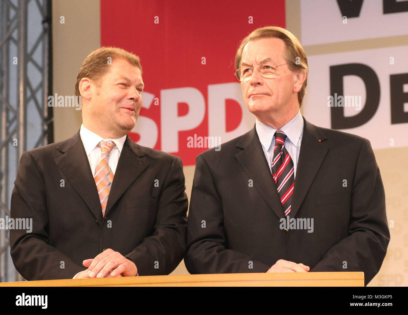 Franz Muentefering und Parteigenosse Olaf Scholz bei der ...