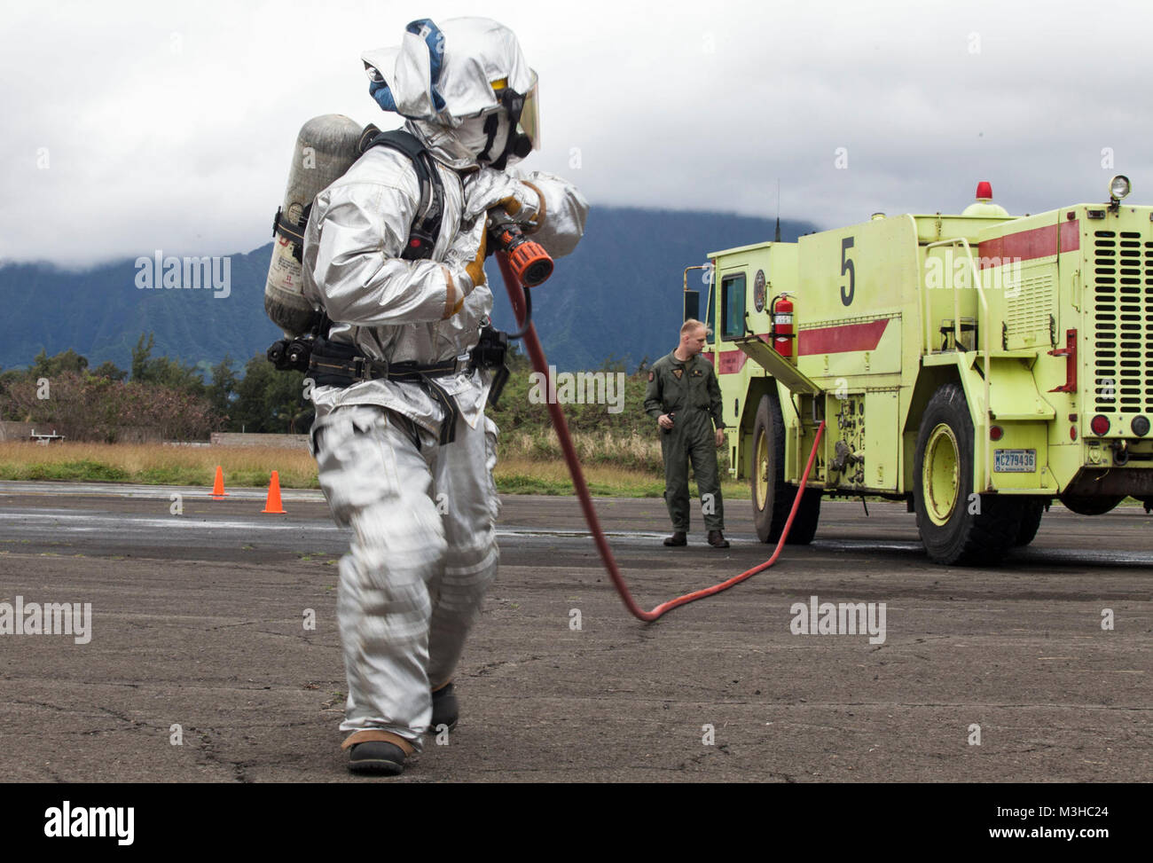 Firefighters fighting fire arff training hi-res stock photography and ...