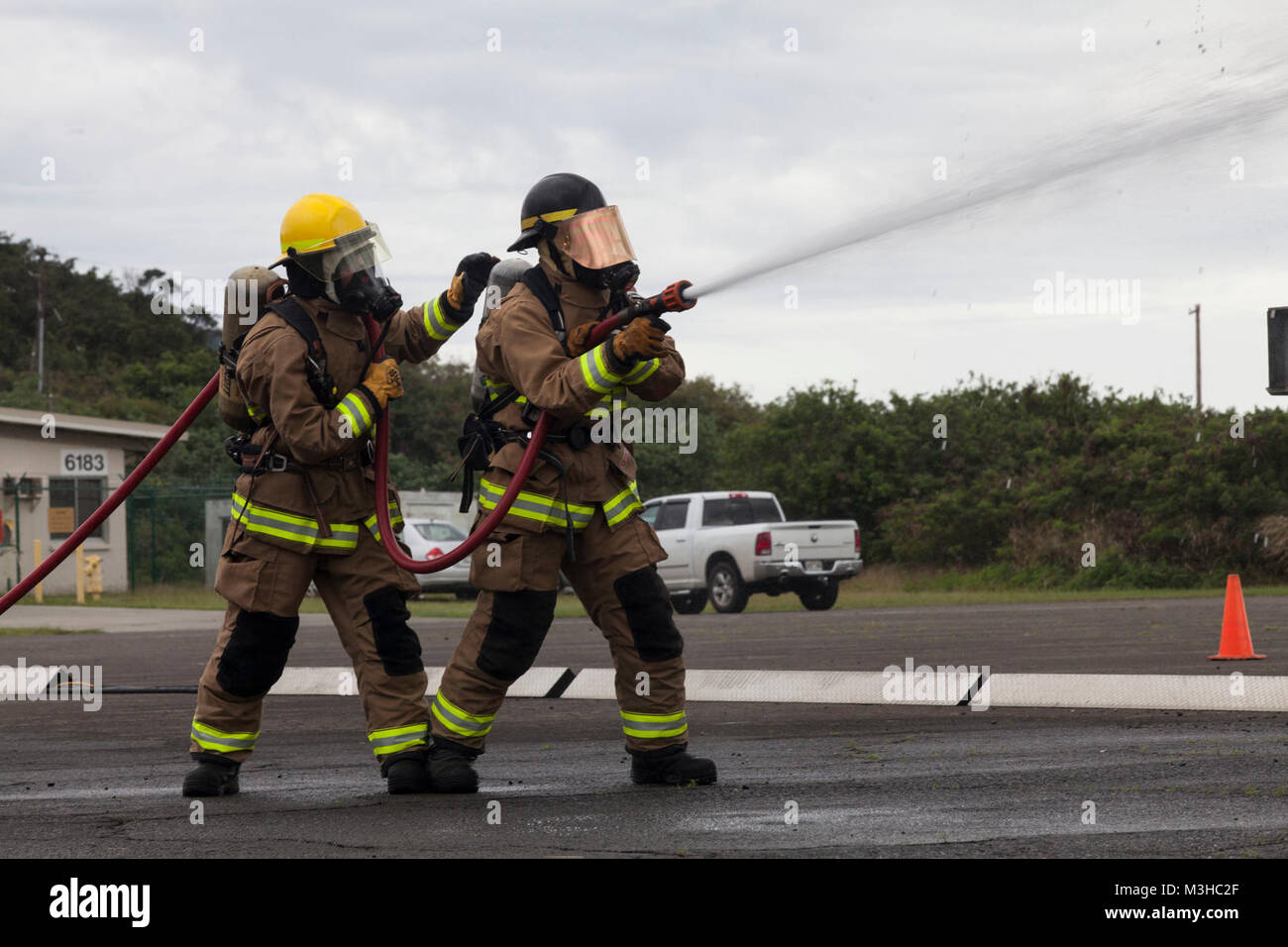 Firefighters fighting fire arff training hi-res stock photography and ...
