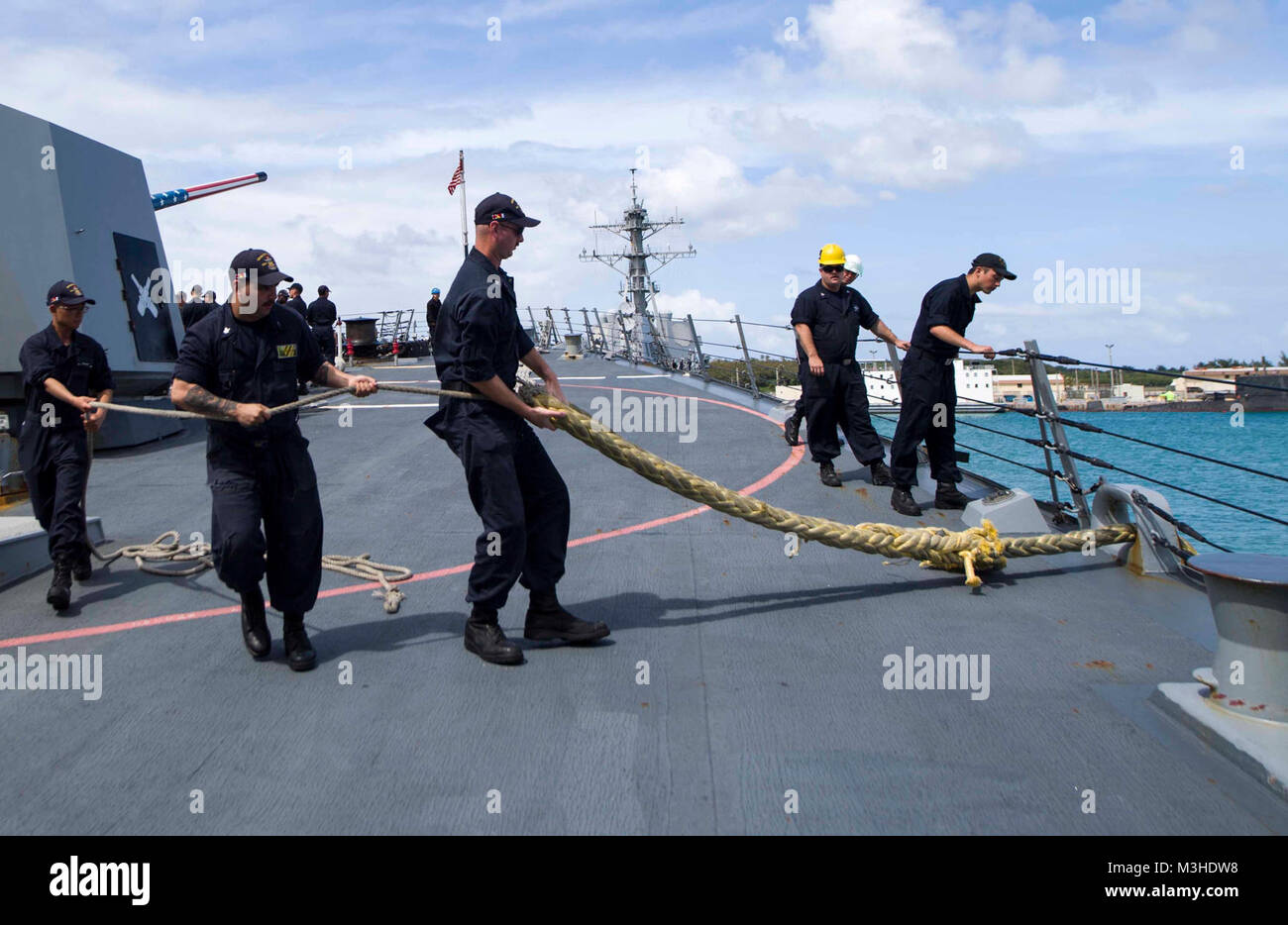OCEAN (Feb 03,2018) Sailors heave mooring lines aboard Arleigh Burke ...