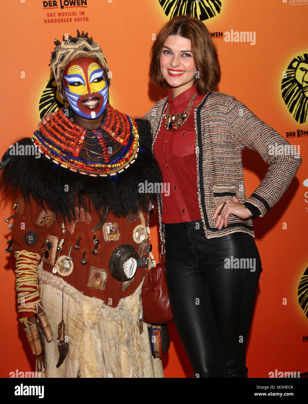 Janina Delia Schmidt und Darstellerin Zodumo Nala Der Koenig der Loewen ...
