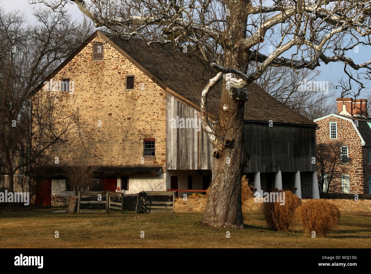 The barn and farmhouse Stock Photo - Alamy