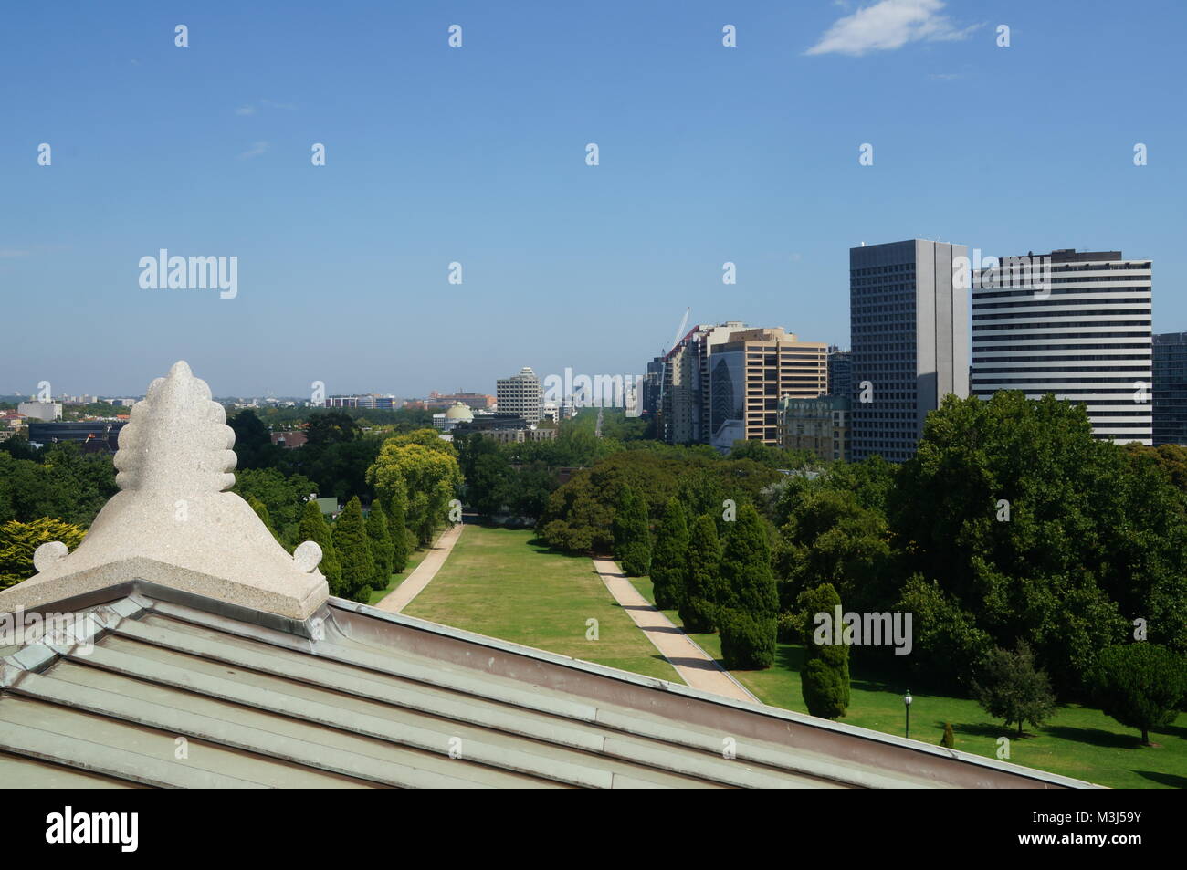 Park with Street going all the way through the city Stock Photo - Alamy