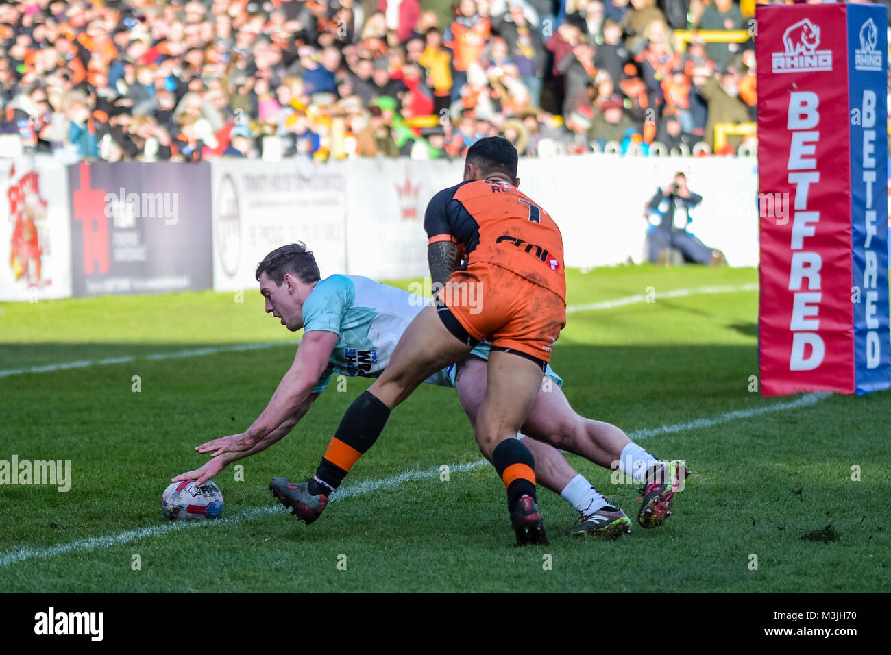 UK. 11th February, 2018. Widnes Vikings Matt Whitley goes over for a ...