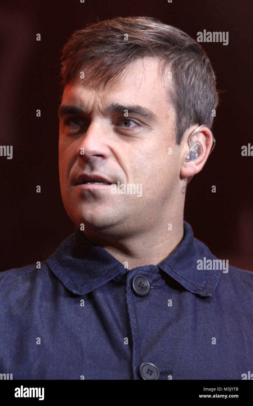 Robbie Williams High Resolution Stock Photography and Images - Alamy