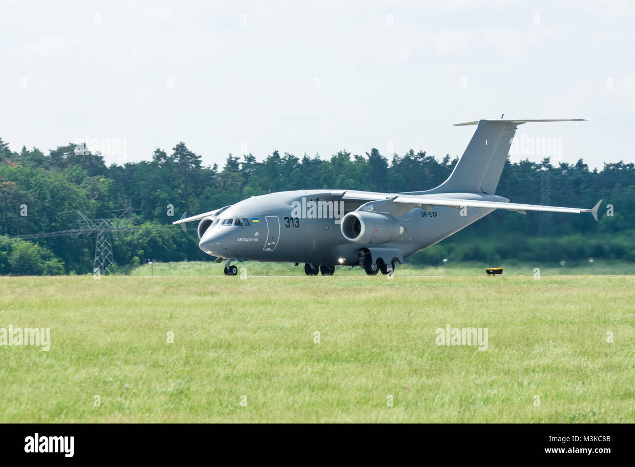 Medium airlift hi-res stock photography and images - Alamy