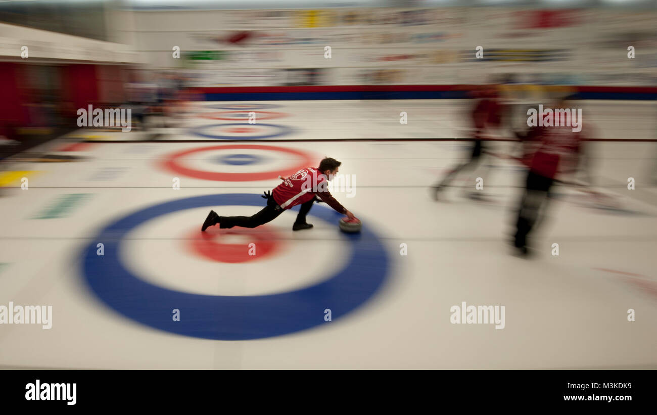 Peter de Cruz SUI) bei der Steinabgabe im Spiel gegen das Team Attinger ...