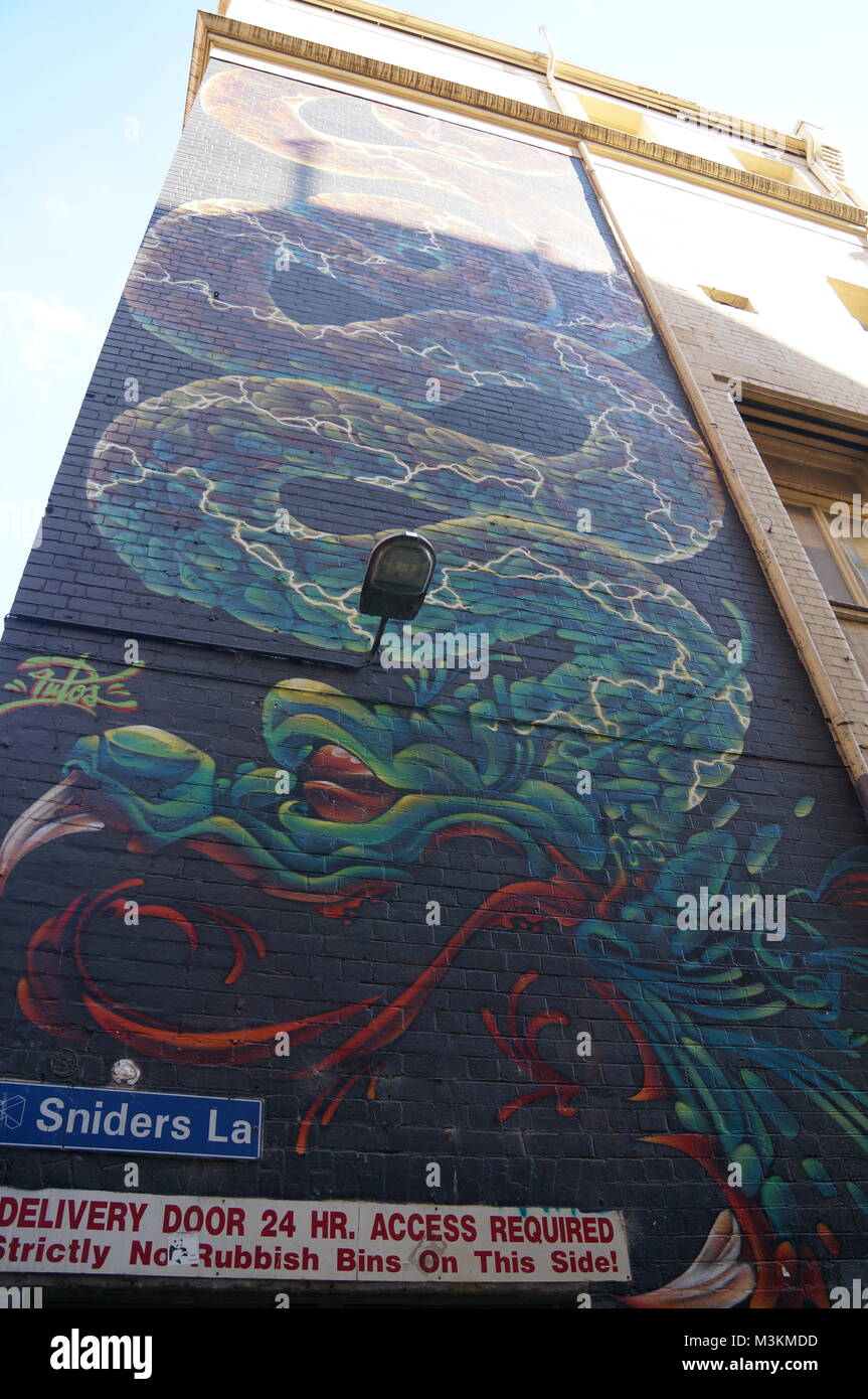 Streetart Dragon graffiti Stock Photo - Alamy