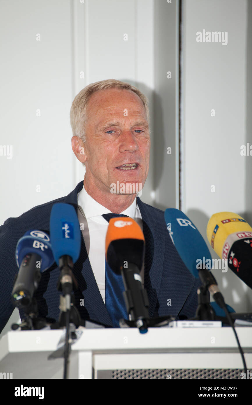 Prof. Dr. Ingo Froböse auf der PK der DKV zum Gesundheitsreport 2016 ...