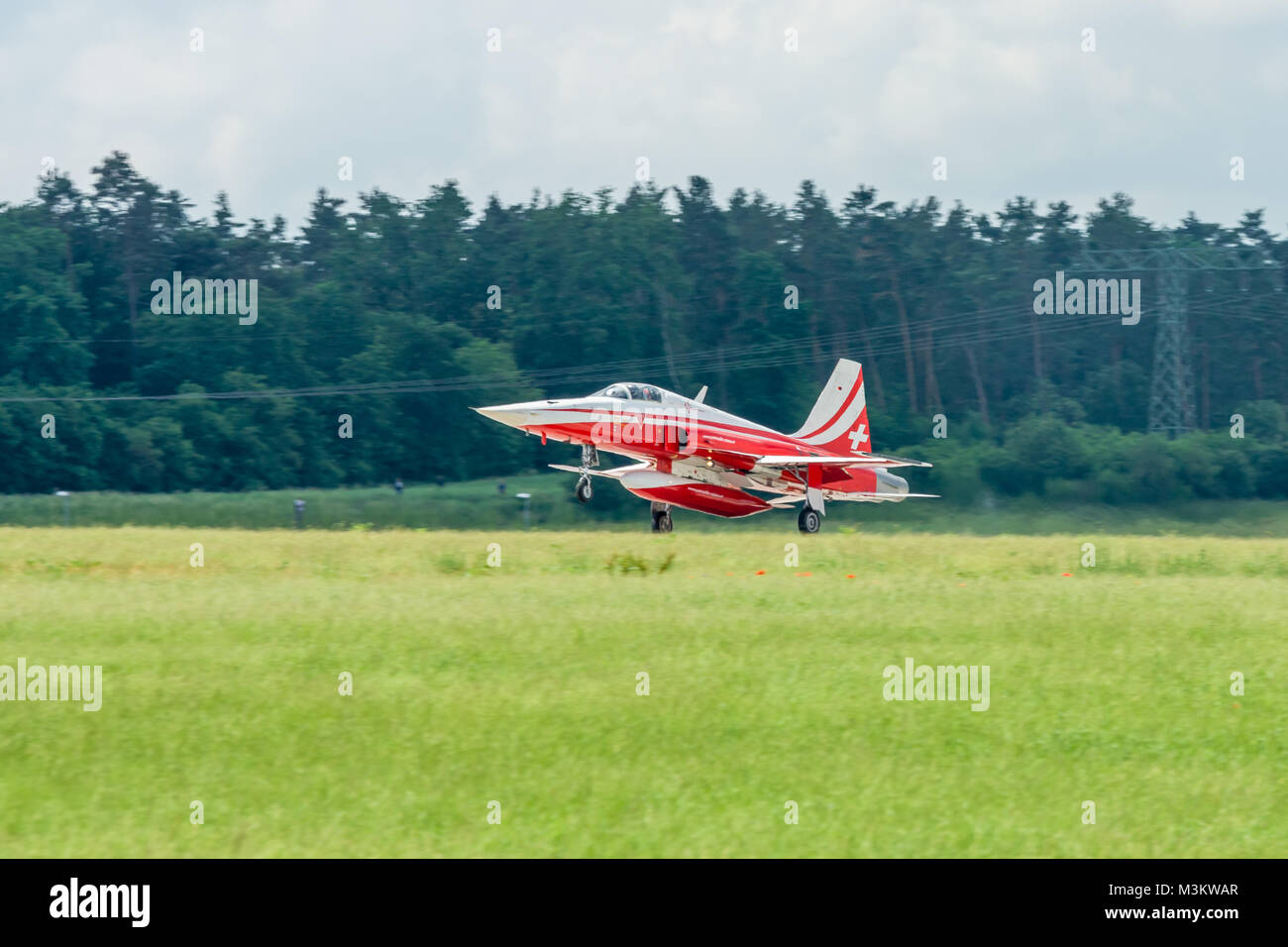 Berlin germany swiss air aircraft hi-res stock photography and images ...