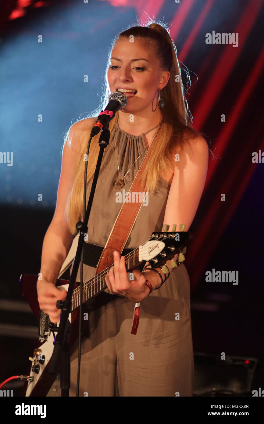 Kiddo cat hi-res stock photography and images - Alamy