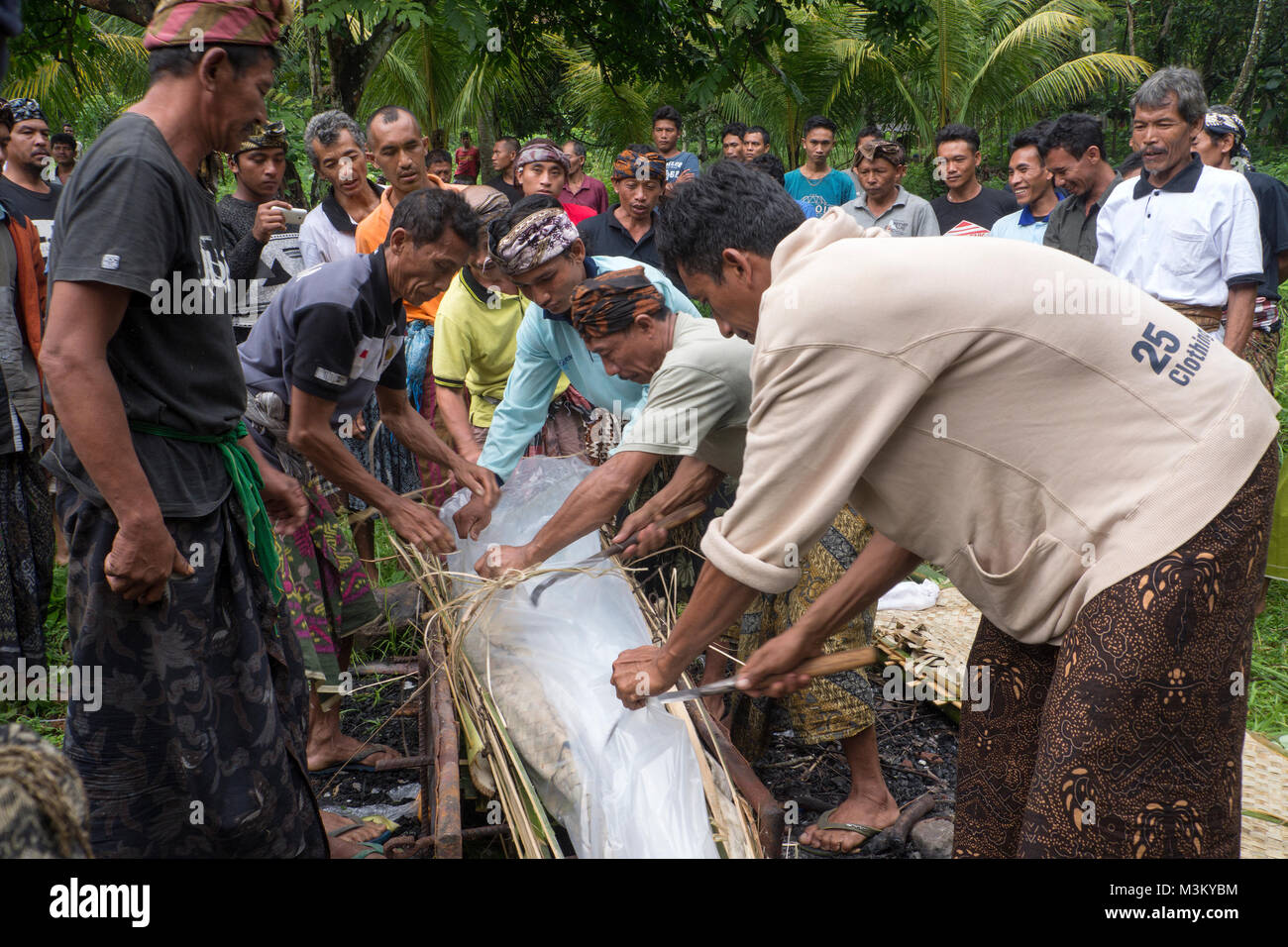 Preparing dead body for cremation hi-res stock photography and images ...