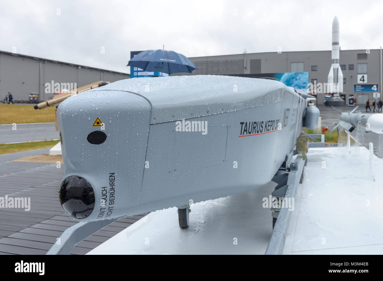 Air launched cruise missile hi-res stock photography and images - Alamy