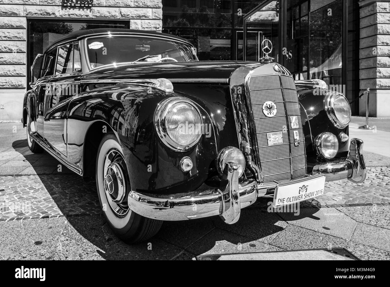 Mercedes 300d Black and White Stock Photos & Images - Alamy