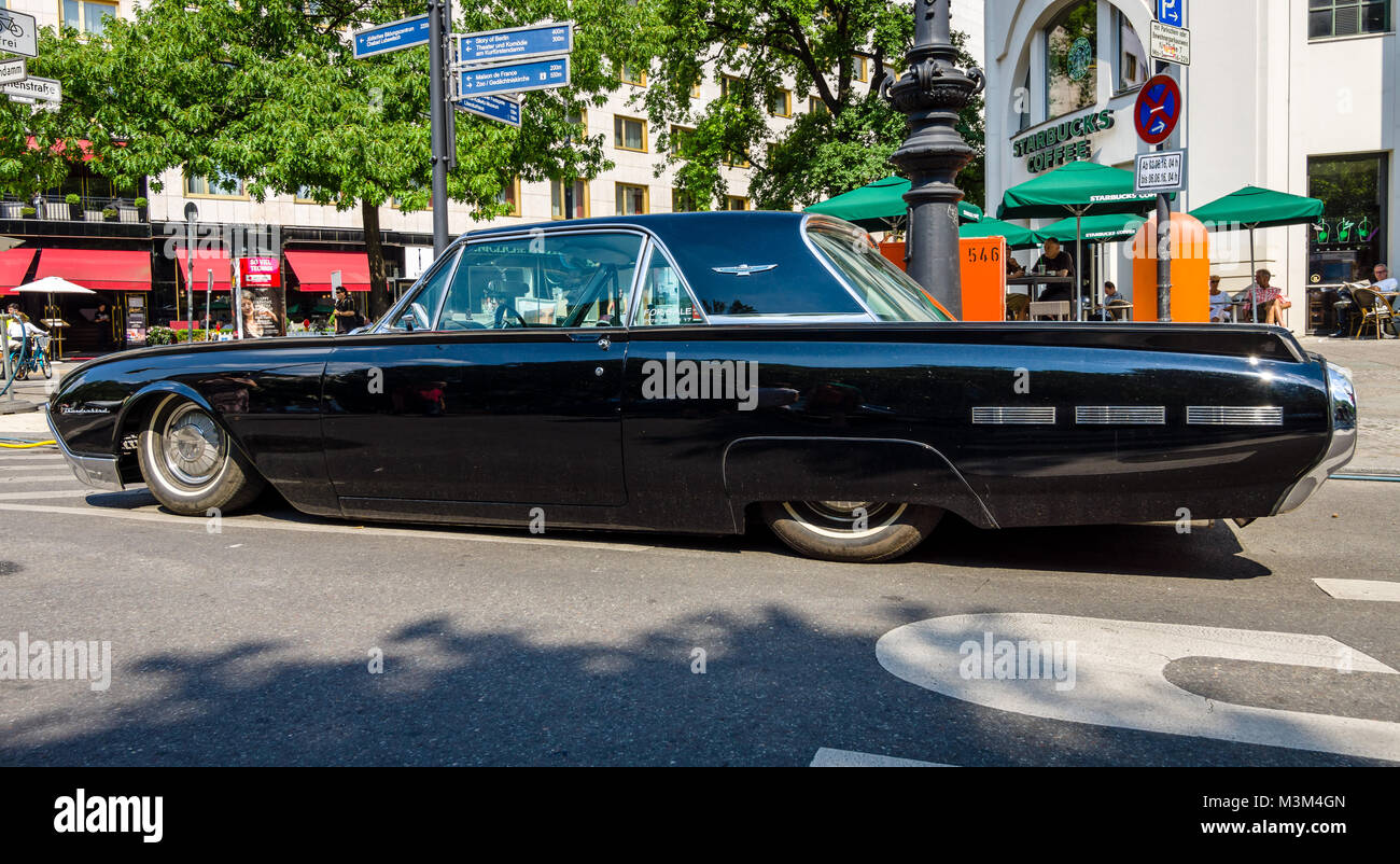 Third generation ford thunderbird hi-res stock photography and images ...